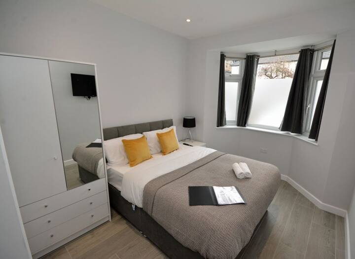 Modern Ensuite Double Room - Watford