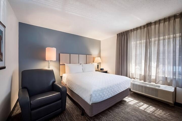 Ideal Stay On A Budget W/ Kitchen & Living Room - Gurnee, IL