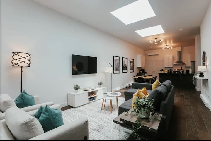 New Stylish And Bright 2bdr Near St-hubert Plaza - Laval, Canada