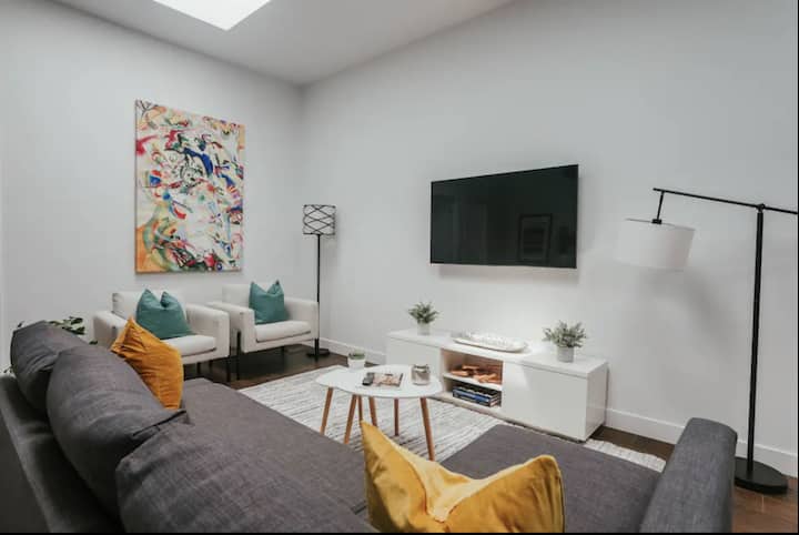 New Stylish And Bright 2bdr Near St-hubert Plaza - Montreal