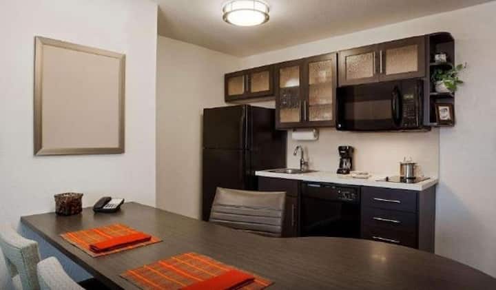 4 Affordable Suites W/ Full Kitchen - Free Parking - Fort Worth, TX