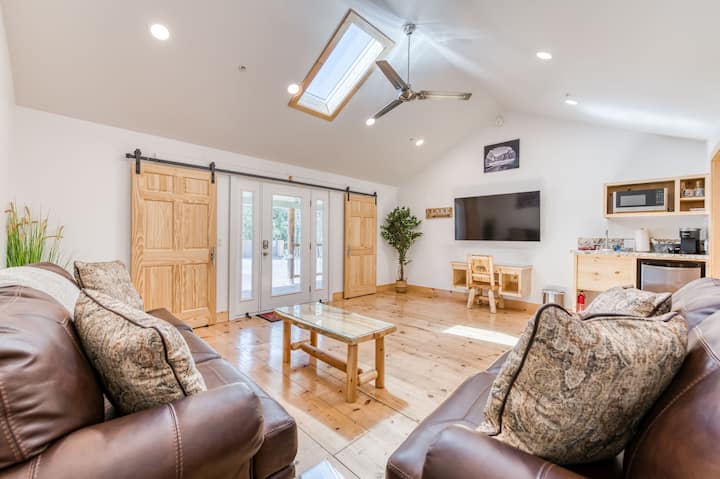 Cottage Like Suite With Private Hot Tub - Bass Lake, CA