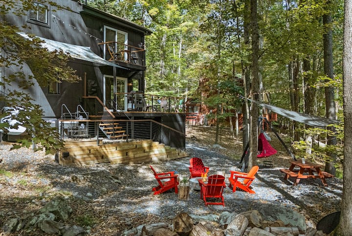 Somerset Lodge By Avantstay | Hot Tub, Lake Access - East Stroudsburg University, East Stroudsburg