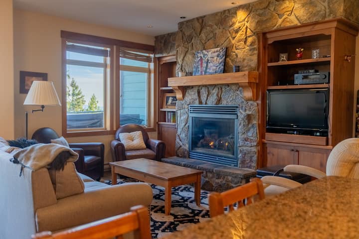 Raven Ridge: Cozy Chalet With Snowy Mountain Views - Big White Ski Resort, BC