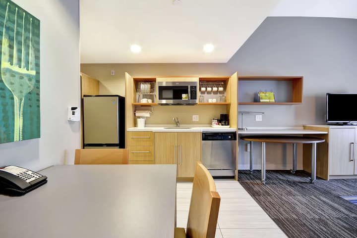 2 Welcoming Suites W/ Free Parking & Pool Access - Brunswick, GA