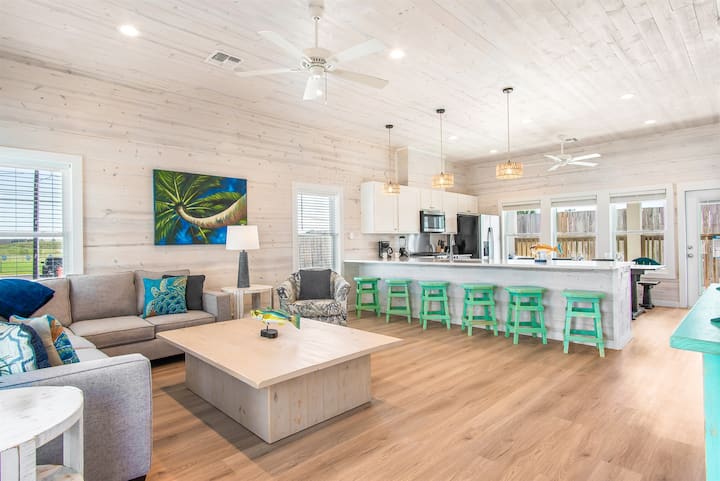 Private Balcony / Views Of Downtown / Private Pool - Port Aransas, TX