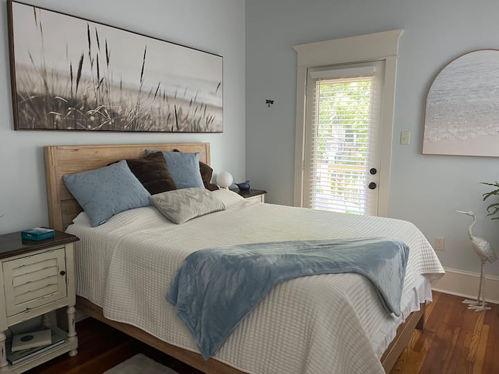 Sea Room At The Dragonfly Inn - Hickory, NC