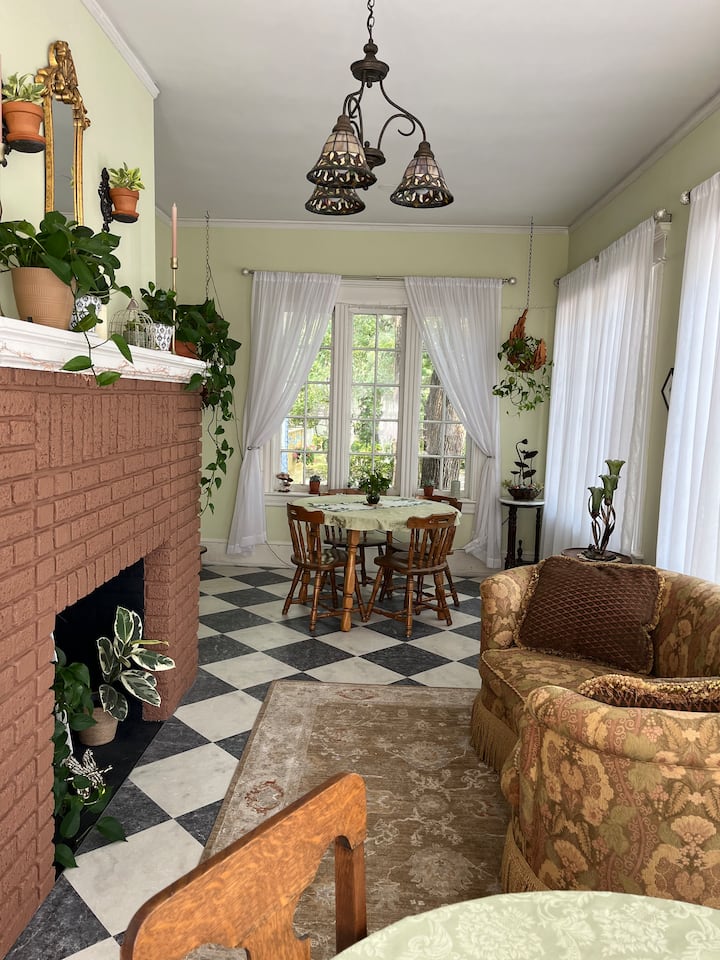 Mountain Room At The Dragonfly Inn - Hickory, NC
