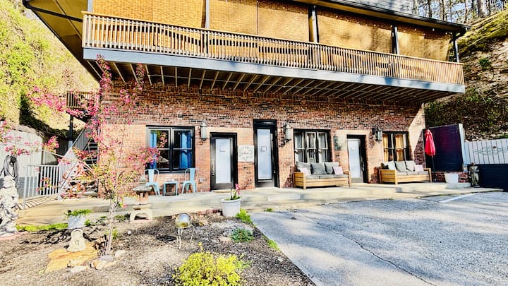 Downtown+freeparking+wifi Main St. Ste 101 - Eureka Springs, AR