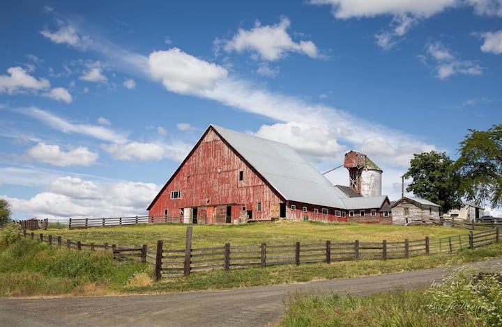 Historic Barn Apartment - Colfax, WA