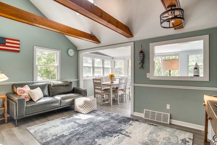 Waterfront Cape Cod Cottage On Peter's Pond - Mashpee Pond, MA