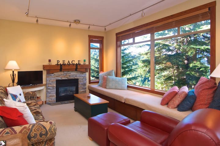 Bluff 9 Townhouse With Beautiful View - Whistler