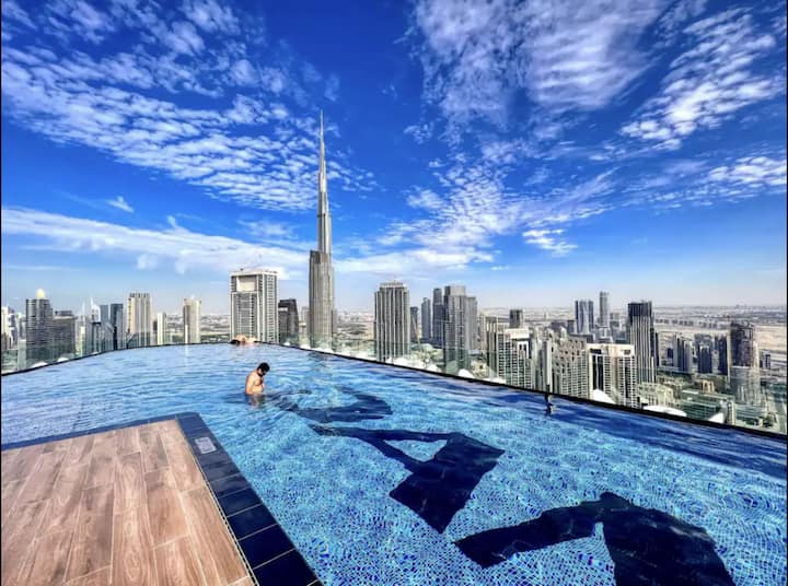 Glamorous Infinity Pool With Burj Khalifa Skyline - Dubái