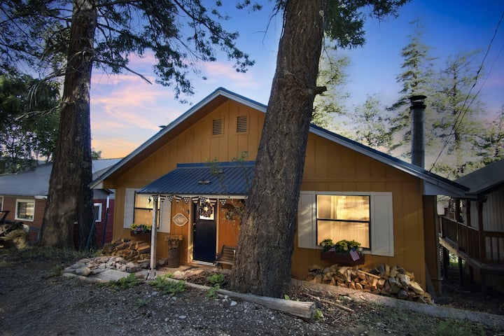 New! Eagle's Nest - Hot Tub, Deck & Prime Location - Cloudcroft, NM