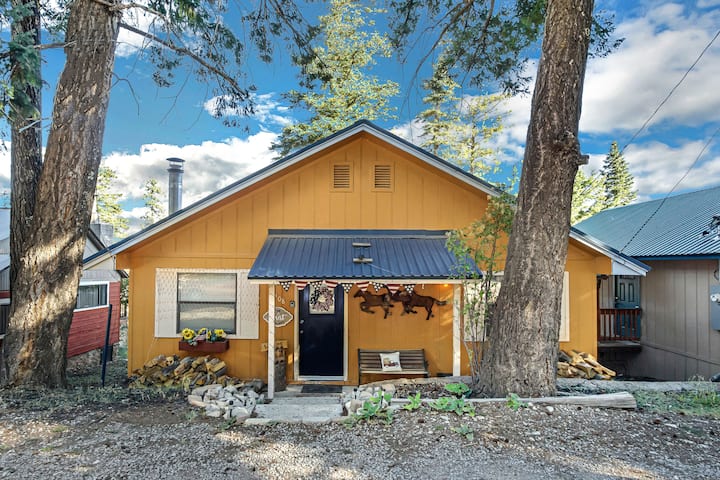 Eagle's Nest - Hot Tub, Deck & Prime Location - Cloudcroft, NM