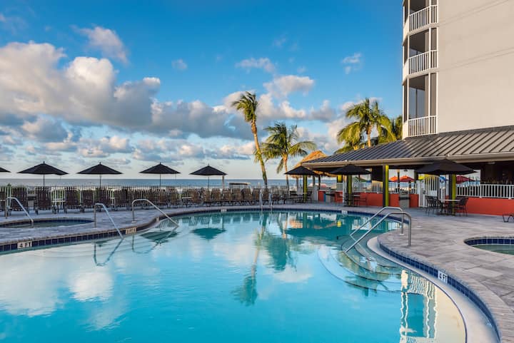 Best Deal! 3 Stunning Units W/ Gulf View, Pool - Fort Myers Beach, FL
