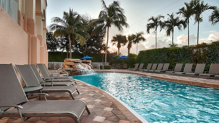 3 Units: Dream Getaway With Beach Shuttle And Pool - Naples, FL