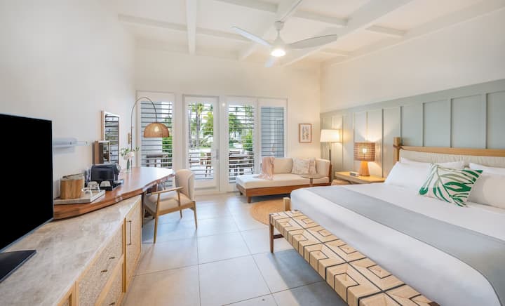 Tropical Playground! Beachfront, Onsite Pool! - Islamorada, FL