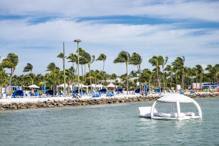 Rare Gem! Beachfront, Outdoor Pool, Pets Allowed - Islamorada