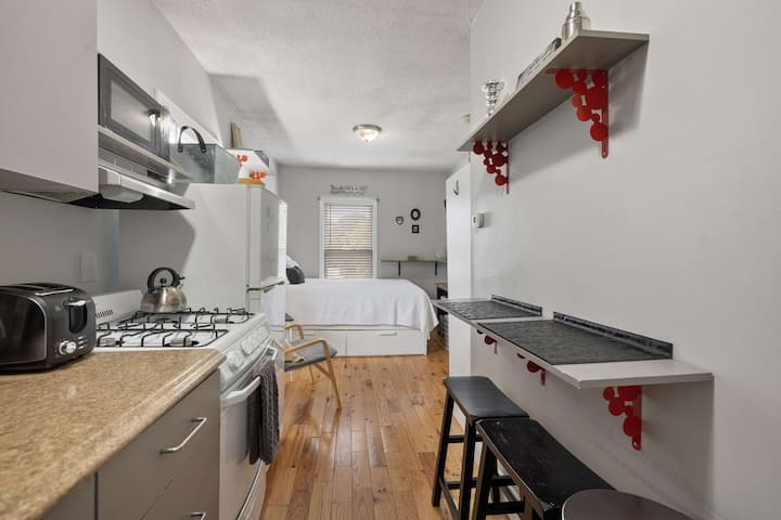 City Chic 2nd Flr Studio W/enclosed Private Porch - Manchester, NH