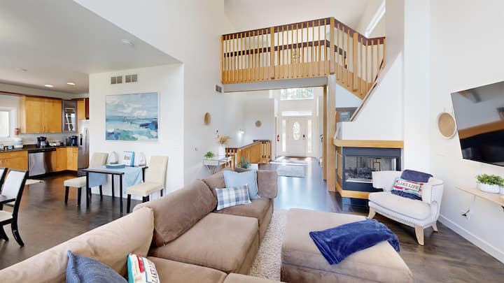 Waterfront Stay, Sauna, Gym, Game Room - Splash Pad, Lindenhurst