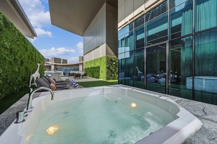 Palm Penthouse Sky Villa - Vast Terrace & Jacuzzi - Dubai