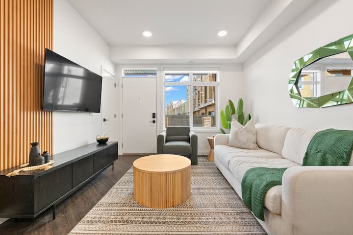 Designer-inspired Stay 1br + Office, Ac, Parking - Calgary