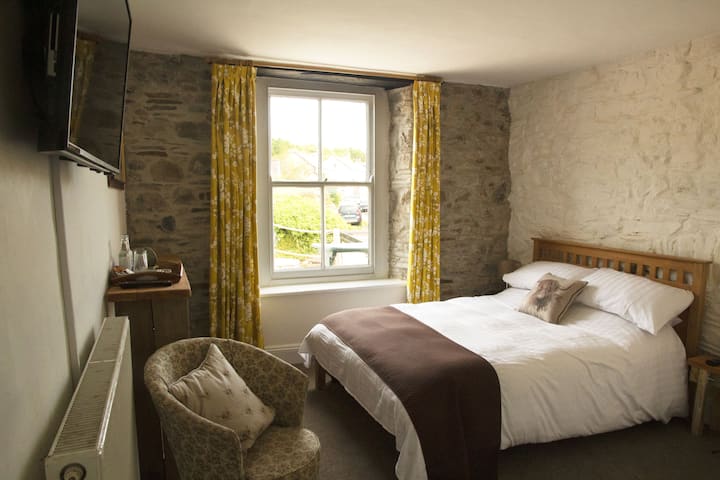Double Bed On Suite Shower - Tavistock