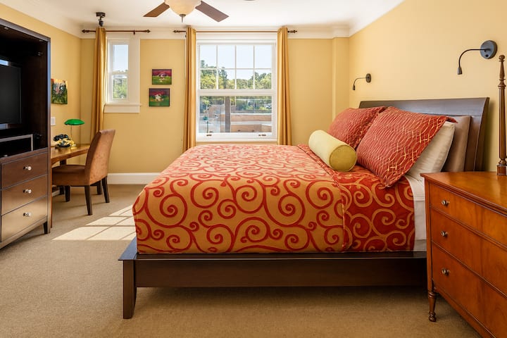 Victorian Room W/ Cozy Heated Bathroom Floor - Astoria, OR