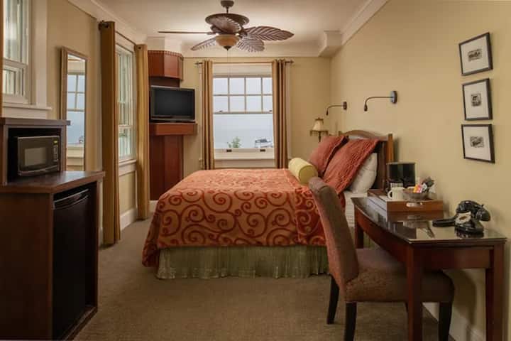 Cozy Victorian Room Perfect For Romantic Getaway - Astoria, OR