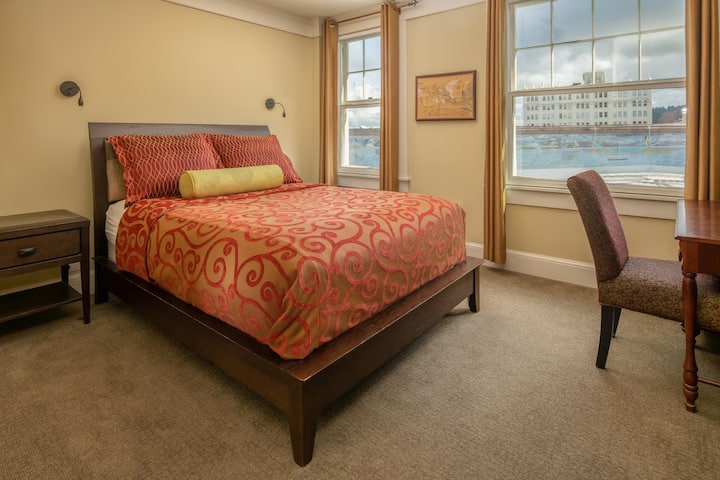 Cozy Room W/ Heated Bathroom Floors Near Museums - Astoria, OR