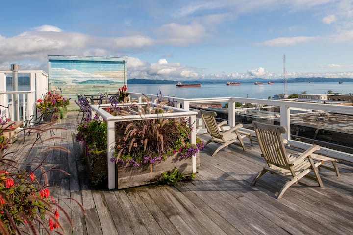 Downtown: Access To Terrace W/ River Views - Warrenton, OR