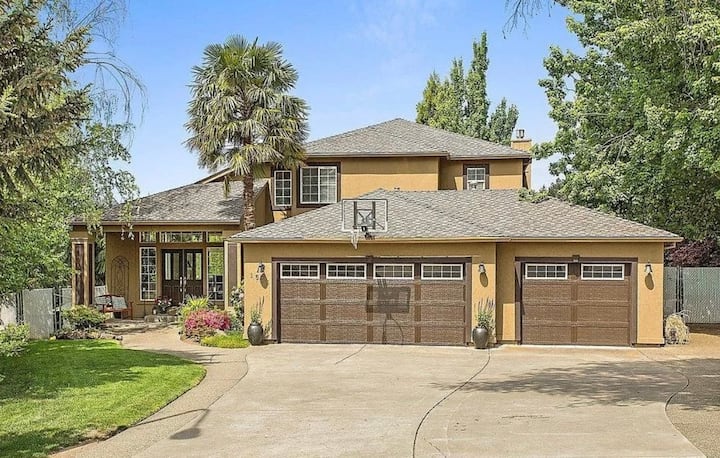 Fantastic Bright 4 Bedroom- Deck - Fireplaces - Medford, OR