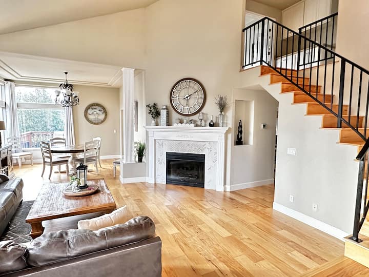 Fantastic Bright 4 Bedroom- Deck - Fireplaces - Phoenix, OR