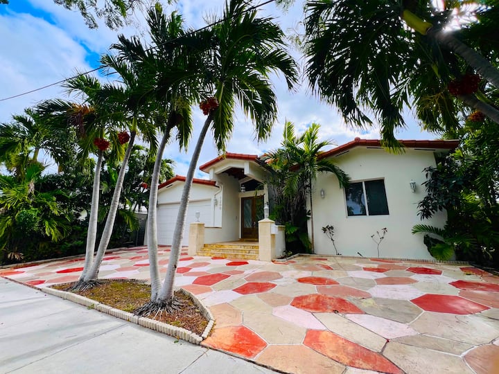 Heated Pool Waterfront Villa Billiards W/ 8 Beds - Miami, FL