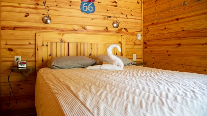 Deluxe Cabin, Rt66 - Philadelphia, TN