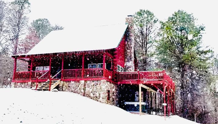 Breath Of Heaven Cabin: Hot Tub, Deck, Pond, Pets! - New Plymouth, OH