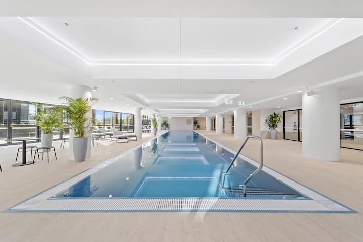 Phillip 2-bed: Chic Interiors, Amazing Amenities - Canberra