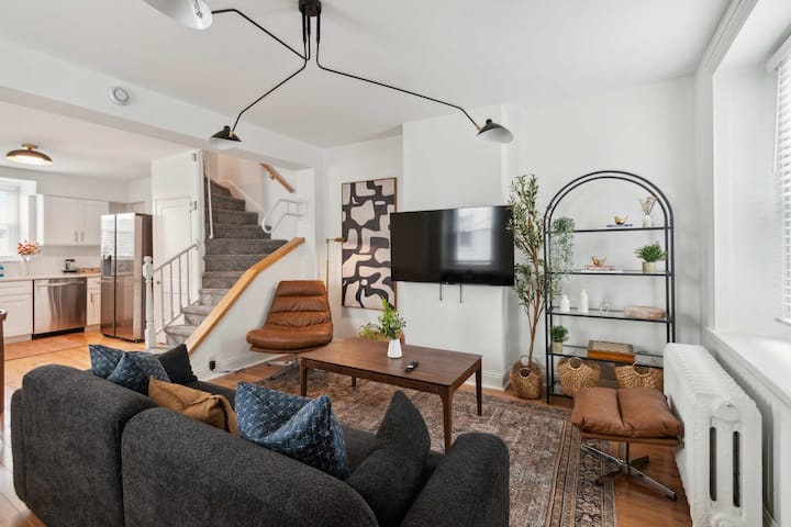 Updated Corner Rowhome With Parking, Sleeps 8 - Conshohocken, PA