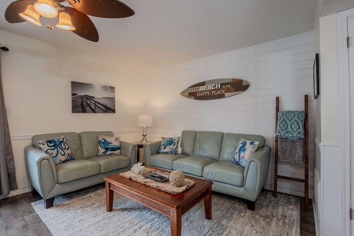 Central Townhouse Located Next To Big Kahunas! - Destin, FL