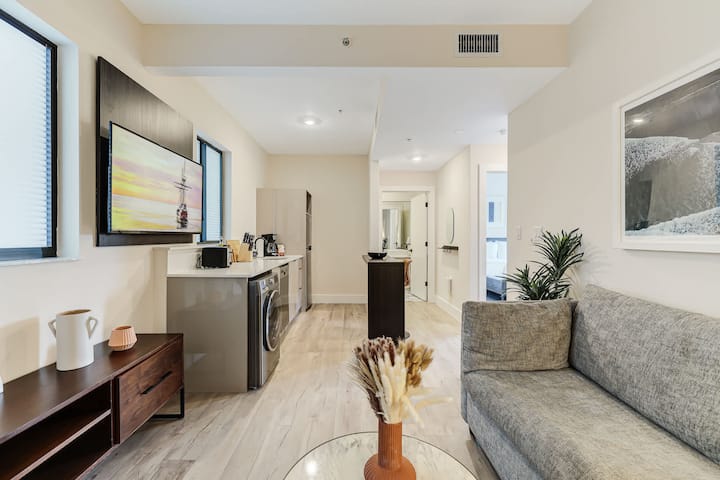 Roami At The Palace | 2 Bedroom | Queen - South Beach, FL