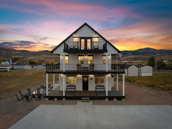 Private Hot Tub! Game Room! Fire Pit! Sleeps 19! - Garden City, UT