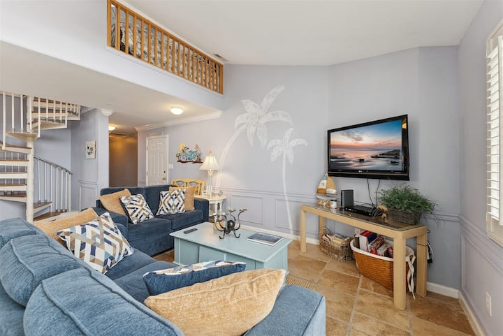 Spacious 4br 3ba Condo Pool Balcony W/oceanviews - Cape May, NJ