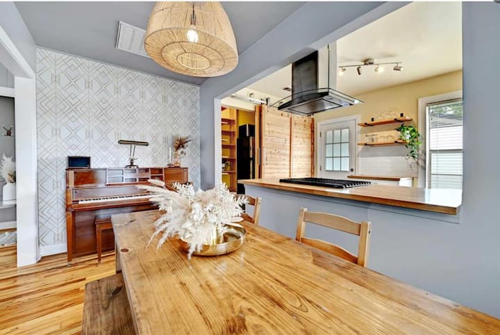 Stylish 2br Retreat Near Ut & Downtown W/ W&d - Austin, TX