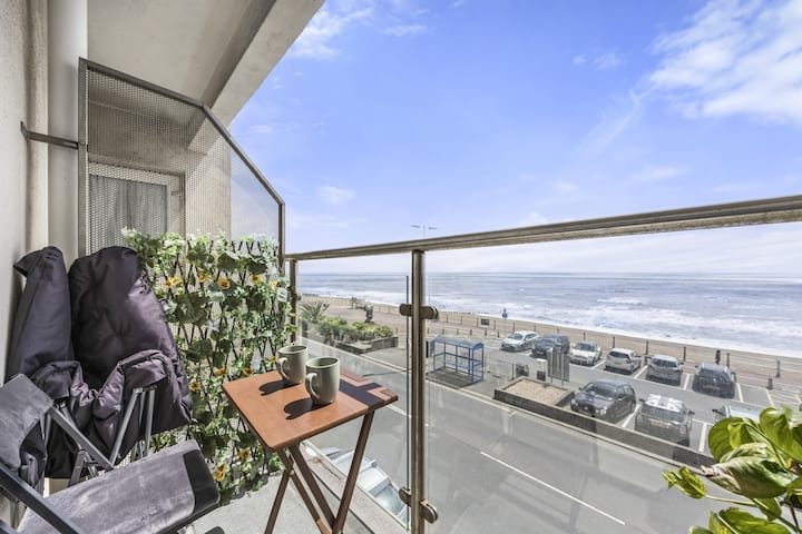 Beachfront Apartment Sea Views | By My Getaways - Battle