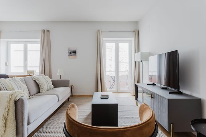 Blueground | Areeiro, W/d, A/c, Swimming Pool - 