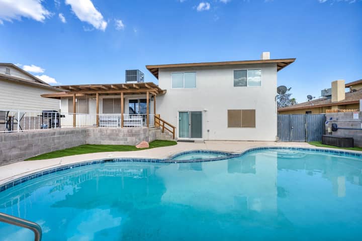 Modern Home Pool & Hot-tub By Airport & University - Las Vegas