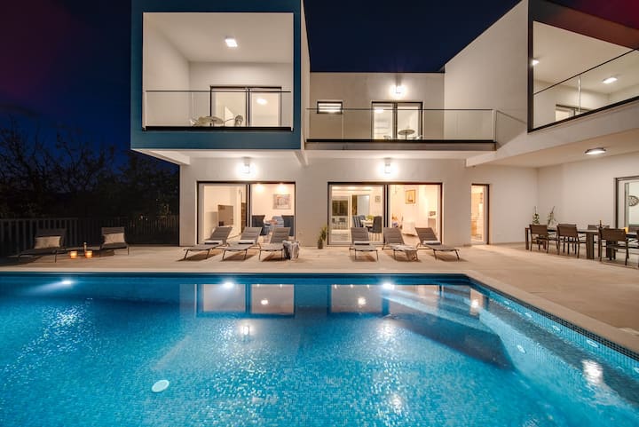 5-bedroom Villa Giro With Heated Swimming Pool - Brela