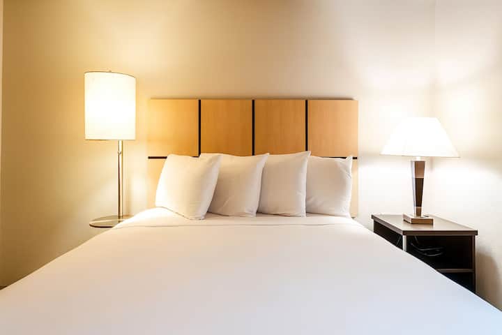 Pet-friendly Unit In Fort Worth! With Free Parking - Saginaw, TX