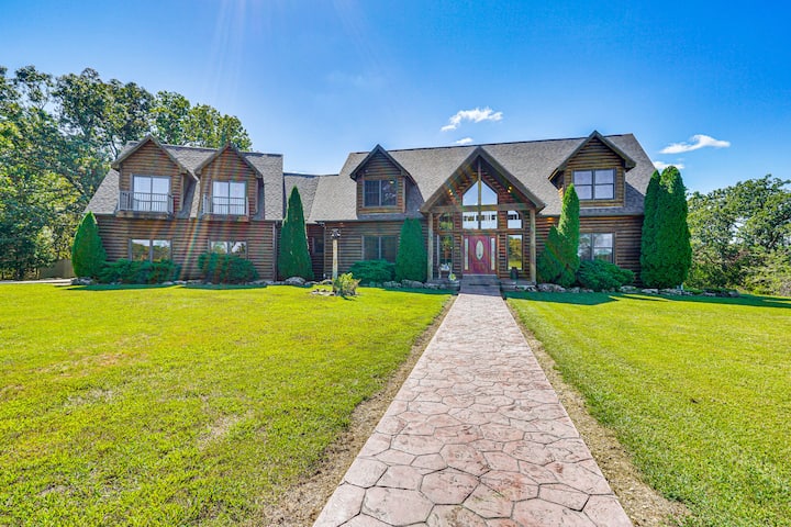 Game Room, Deck & Yard: Lake Of The Ozarks Retreat - Missouri